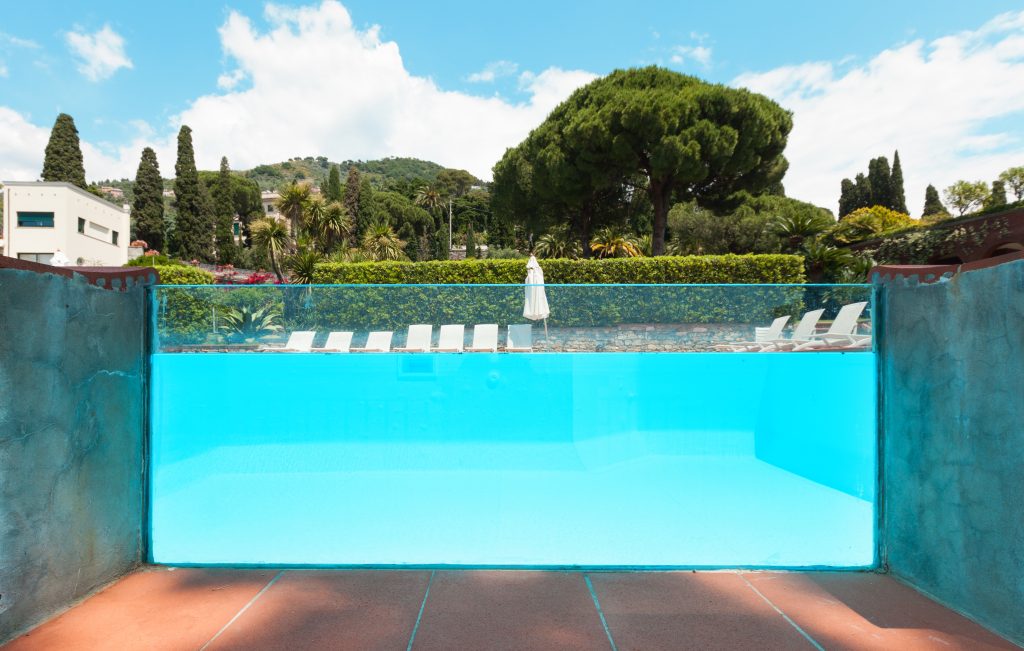 What Is a Glass Swimming Pool?